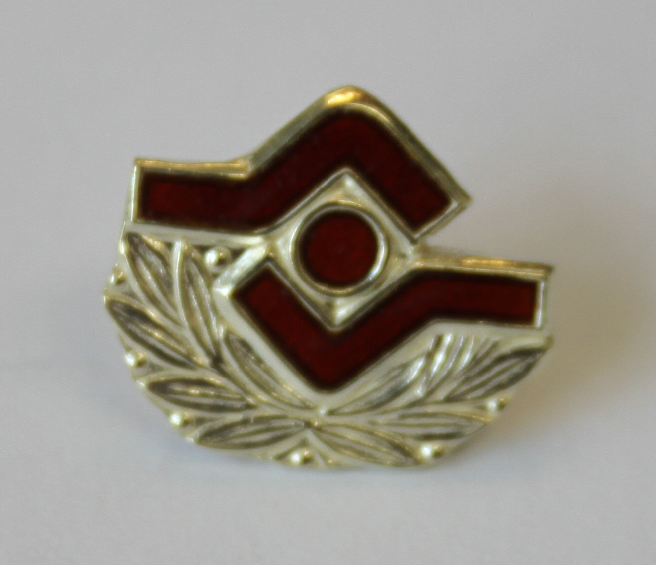 Jern og Metall merke i gull for personer med tillitsverv i 25 år ... Jern og Metall merke i gull for personer med tillitsverv i 25 år ...